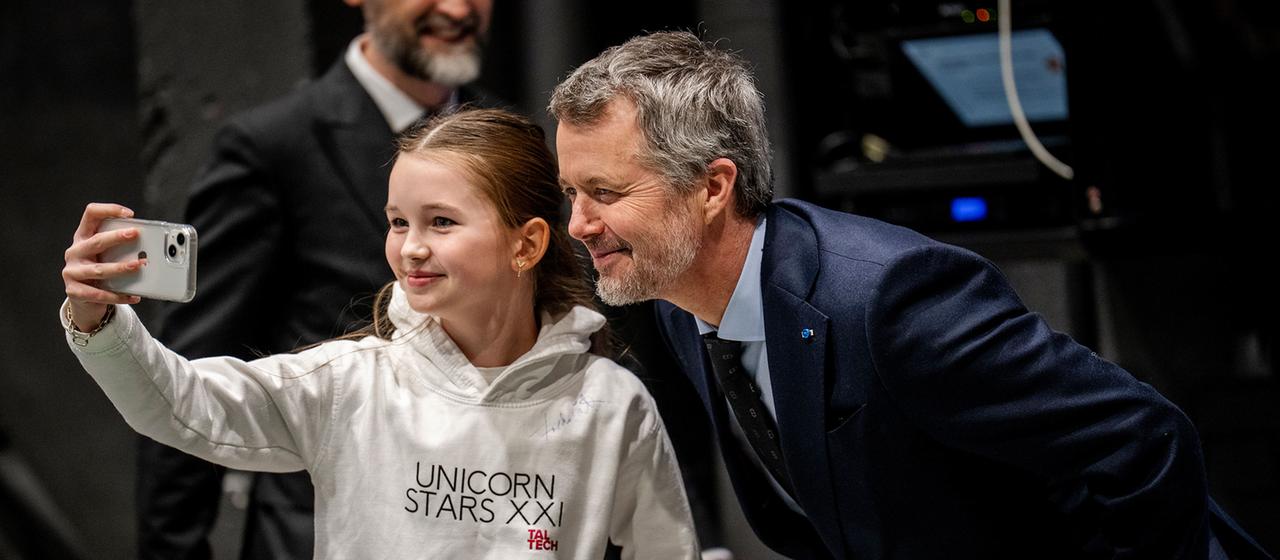 König Frederik verliert sein Handy bei Raketenstart in Estland | brisant.de