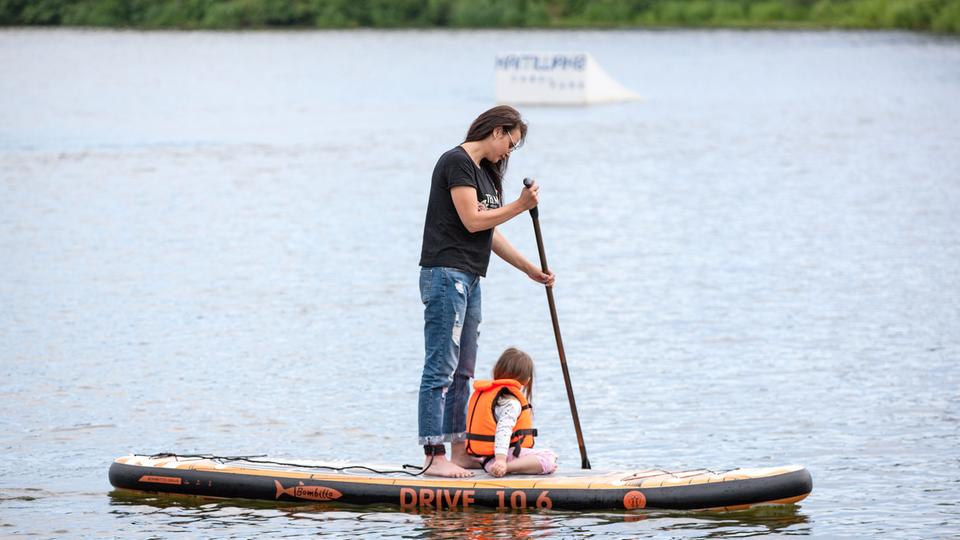 SUP - Stand Up Paddling FAQ: Tipps für Anfänger | brisant.de