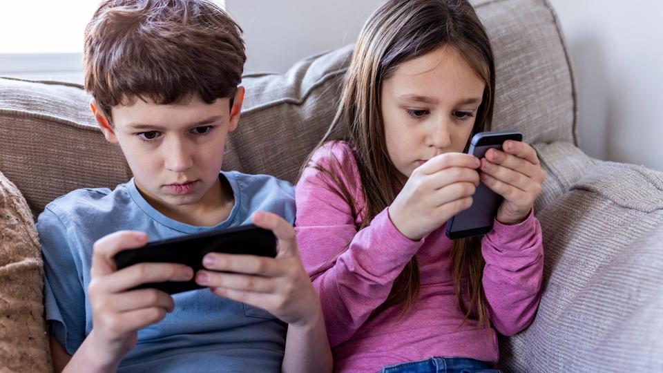 Handysucht bei Kindern und Jugendlichen: Anzeichen und Test | brisant.de