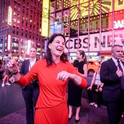 Bei TV Auftritten - Schlager Star Roland Kaiser bringt Sängerin Maite ...