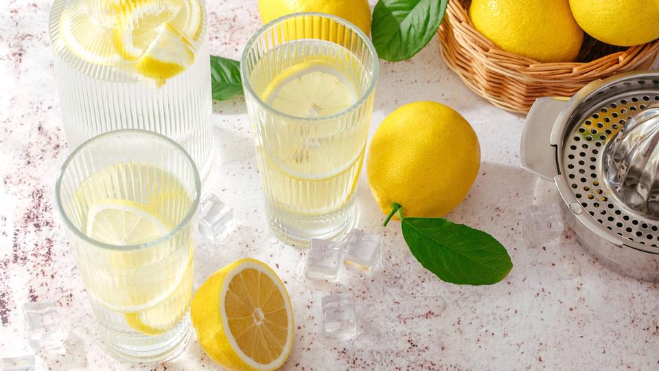 Abnehmen mit diesem einfachen Rezept: Ein Glas Zitronenwasser am Tag ...