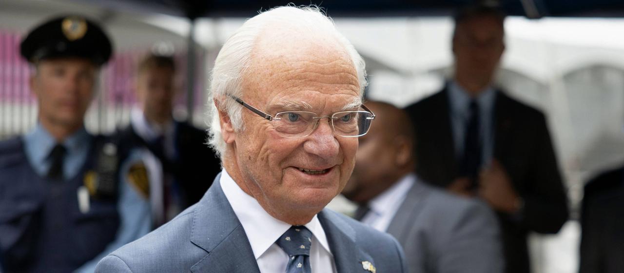 König Carl Gustaf von Schweden kocht für seine Familie an Weihnachten ...