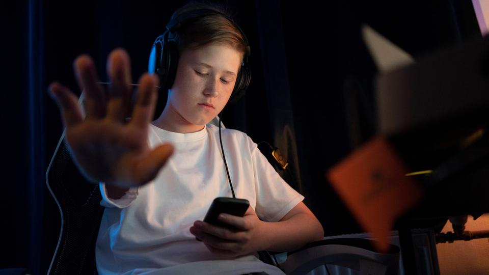 Handysucht bei Kindern und Jugendlichen: Anzeichen und Test | brisant.de