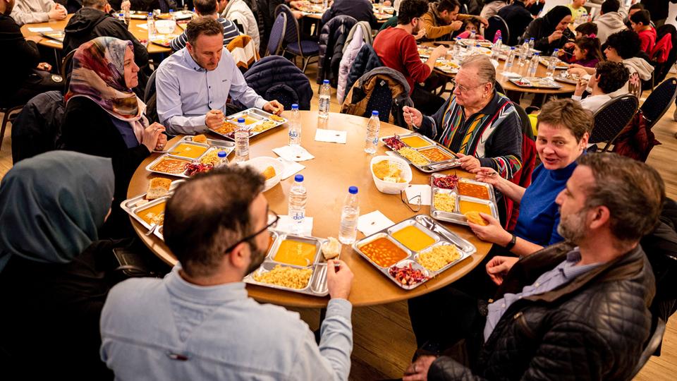 30 Tage Fasten - Ramadan endet am 19. März mit dem Zuckerfest Eid al ...
