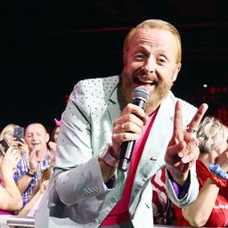 Bei TV Auftritten - Schlager Star Roland Kaiser bringt Sängerin Maite ...