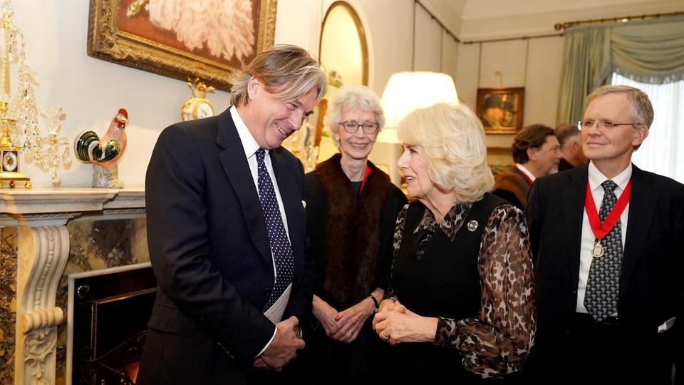 Style‑Geheimnisse der Queen: Das verrät ihr Schneider Stewart Parvin ...